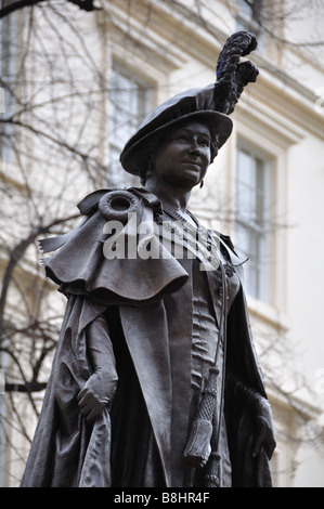 Statue of Elizabeth The Queen Mother, Carlton Gardens, Pall Mall ...
