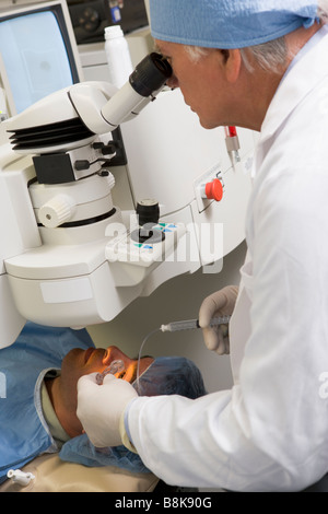 Doctor checking patient eyes Stock Photo - Alamy