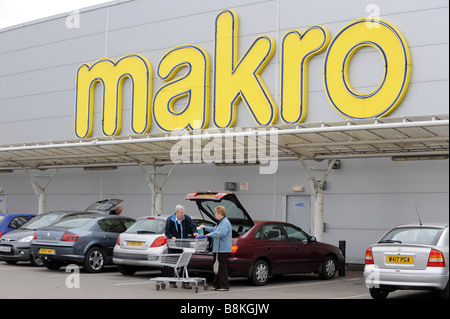 Shoppers outside Makro cash and carry supermarket Wednesfield Stock ...