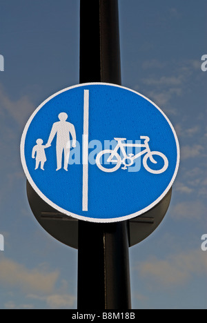 Cycle and walkway path sign Stock Photo - Alamy