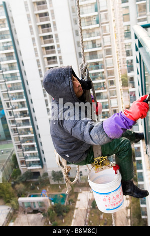 Cleaning the windows of highrises in China Stock Photo - Alamy