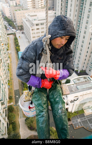 Cleaning the windows of highrises in China Stock Photo - Alamy