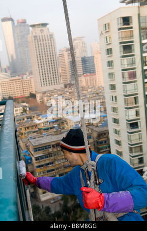 Cleaning the windows of highrises in China Stock Photo - Alamy