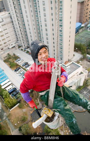 Cleaning the windows of highrises in China Stock Photo - Alamy