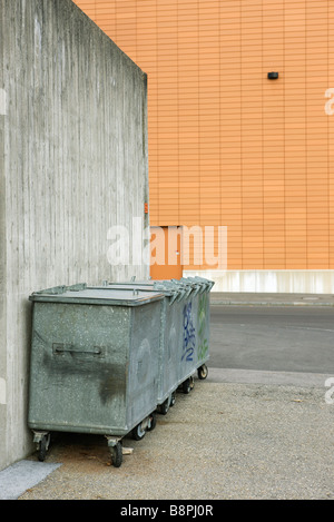 Dumpster in an alleyway Stock Photo - Alamy