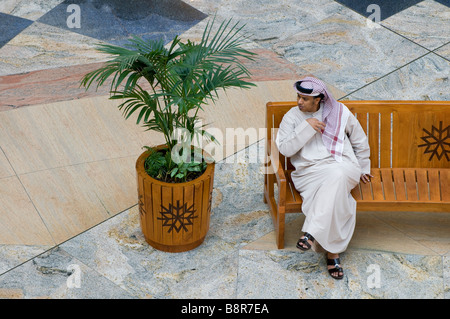 arabic man in shopping mall Stock Photo - Alamy