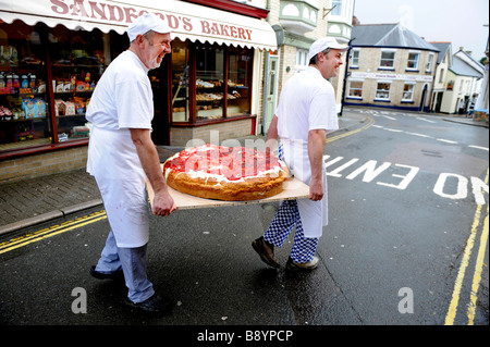 baker Nick Lovering with the giant world's biggest scone baked in ...