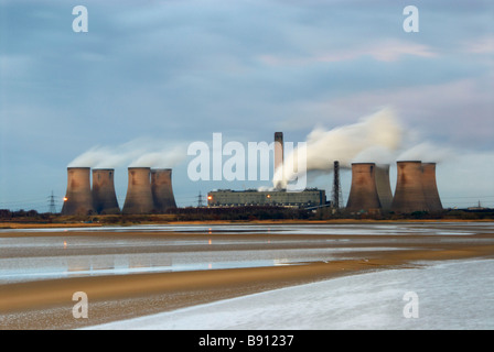 Fiddlers Ferry Power Station and the River Mersey, Near Runcorn ...