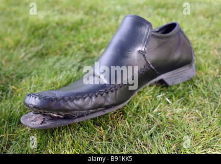 An old worn out man's shoe Stock Photo - Alamy