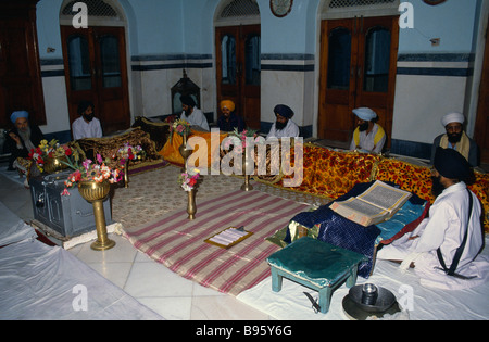 Sikh reading the "Guru Granth Sahib Stock Photo - Alamy