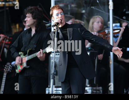 Singer Robin Gibb of the 'Bee Gees' arrives at the World Music Awards ...