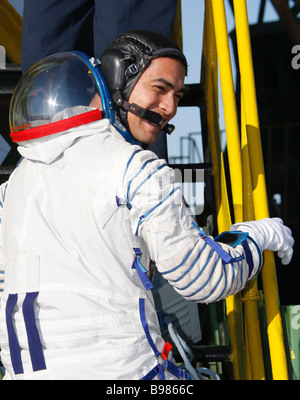 Malaysian astronaut Sheikh Muszaphar Shukor and NASA astronaut Peggy ...