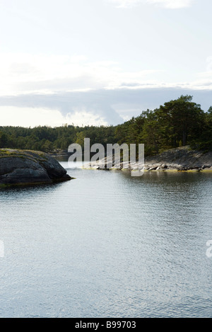 The lake shore views of the isolated remote alpind Lake Ohau Stock ...