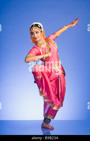 Woman performing Ardhachandra mudra of Bharatnatyam Stock Photo - Alamy