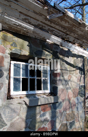 Abandoned cottage, broken windows, disrepair Stock Photo - Alamy