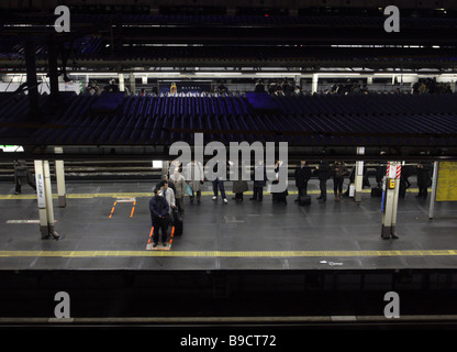 people queuing on a japanese train platform Stock Photo - Alamy