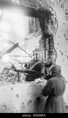 Fighting in the streets of Stalingrad a Soviet mortar in Action World ...