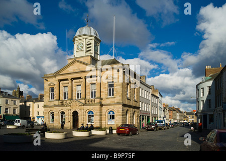 Kelso Square in Kelso town centre looking up to the Town Hall Stock ...