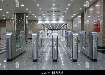 Revolving door at the subway station Stock Photo - Alamy