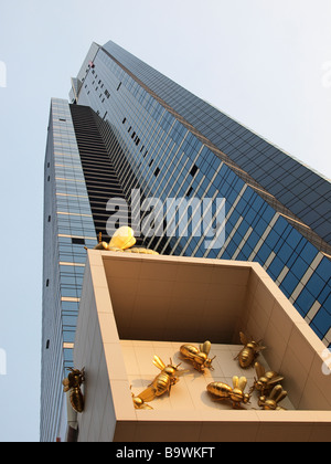 The Queen Bee sculpture by Richard Stringer on the Eureka Building in ...