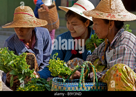 Local bamar people shopping at Aungban on market day, Shan State ...