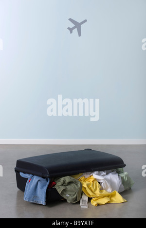 An over stuffed suitcase Stock Photo - Alamy
