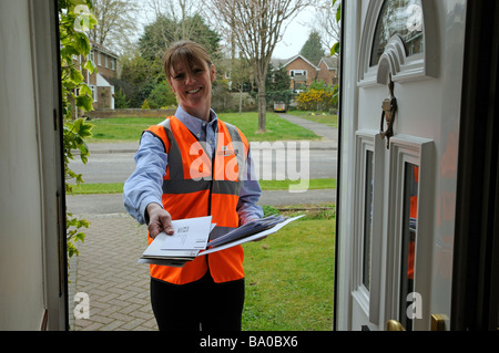 Royal Mail postwoman delivering mail to a customer Stock Photo - Alamy