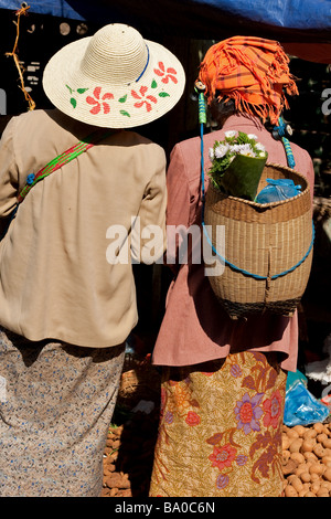 Local bamar people shopping alongside Pa-O tribals at Aungban on market ...