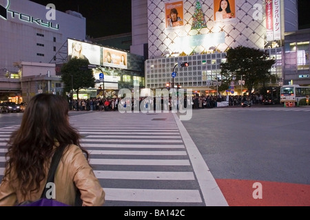 Japanese people waiting traffic signs for walk crossover traffic road ...