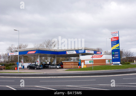 Tesco fuel petrol garage filling station at night Stock Photo: 41881425 ...