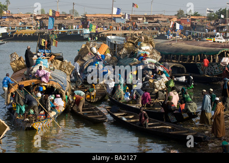 Crowded Pinasse at the Port in Mopti Mali Stock Photo - Alamy