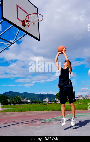 Boy preparing to throw the ball on the court Stock Photo - Alamy