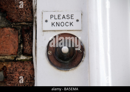 Notice on an entrance door, bell broken, please knock Stock Photo - Alamy