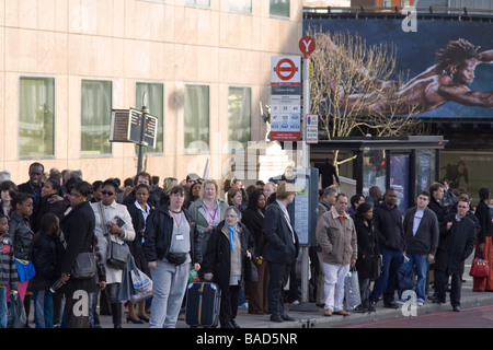 Crowded Bus Stop - Evening rush Hour - London Bridge Stock Photo - Alamy
