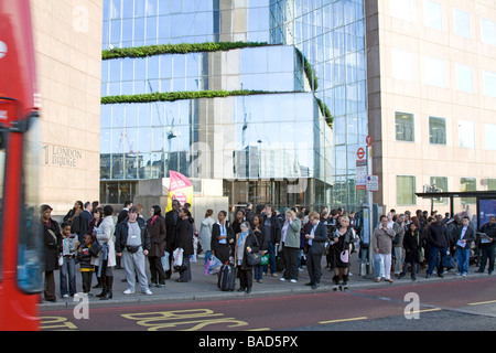 Crowded Bus Stop - Evening rush Hour - London Bridge Stock Photo - Alamy