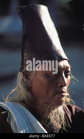 Myanmar (Burma), Bago Division, Pegu, Shwethalyaung Pagoda, monks ...