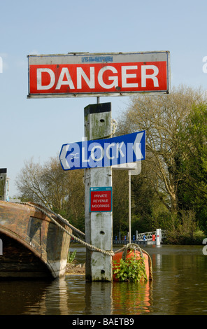 Danger Weir Warning Sign by the River Cam, Haslingfield Stock Photo ...
