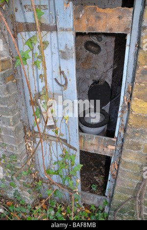Old outside toilet Stock Photo - Alamy