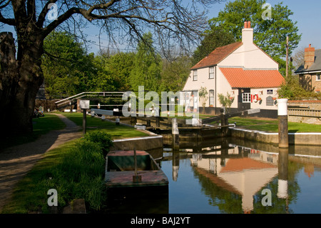 National Trust lock, on river Wey, in Weybridge, Surrey Stock Photo - Alamy