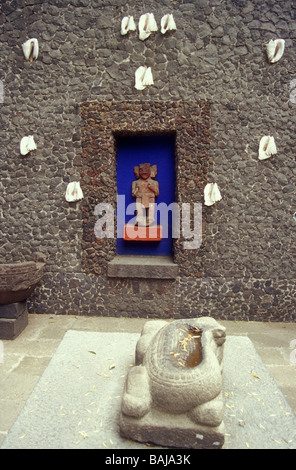Statues of Frida Kahlo and Diego Rivera at Frida Kahlo Park. Also known ...