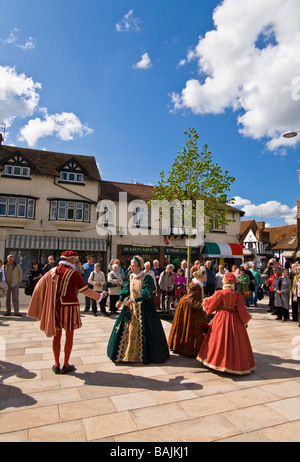Performers in Elizabethan costume dance outside Shakespeares Globe ...
