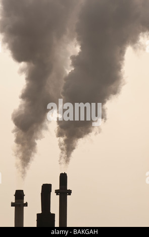 Factory pumping out smoke and steam Stock Photo - Alamy