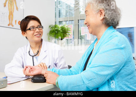 Chinese Doctor Checking Woman's Pulse Stock Photo - Alamy