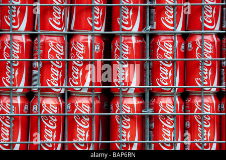 Recycled Coca Cola can garden wall in a design garden at Keukenhof ...