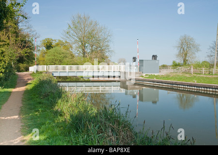 Road bridge over Kennet & Avon Canal, Aldermaston Wharf, Berkshire ...