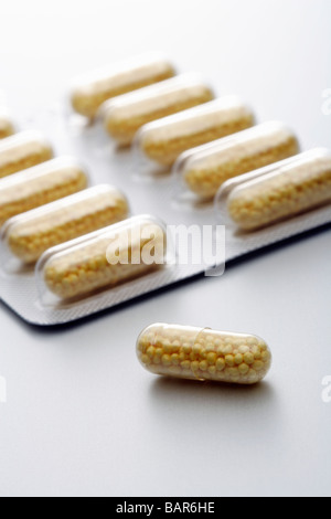 Tabletten auf neutralem Untergrund Tablets on neutral underground Stock ...