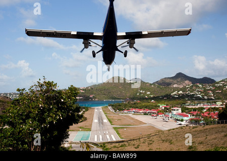 Light inter island aircraft makes steep descent into St Barts airport ...
