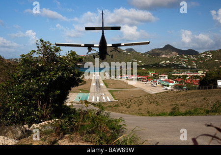 Light inter island aircraft makes steep descent into St Barts airport ...