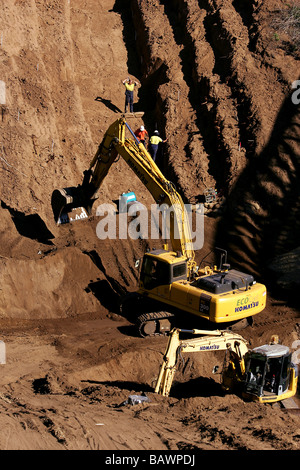 construction workers digging excavating trench machine Stock Photo - Alamy