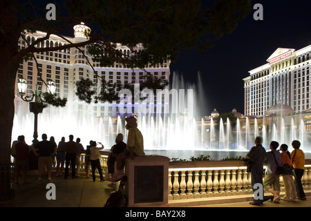 Tourists watching the famous Bellagio water show at the Bellagio Lagoon ...